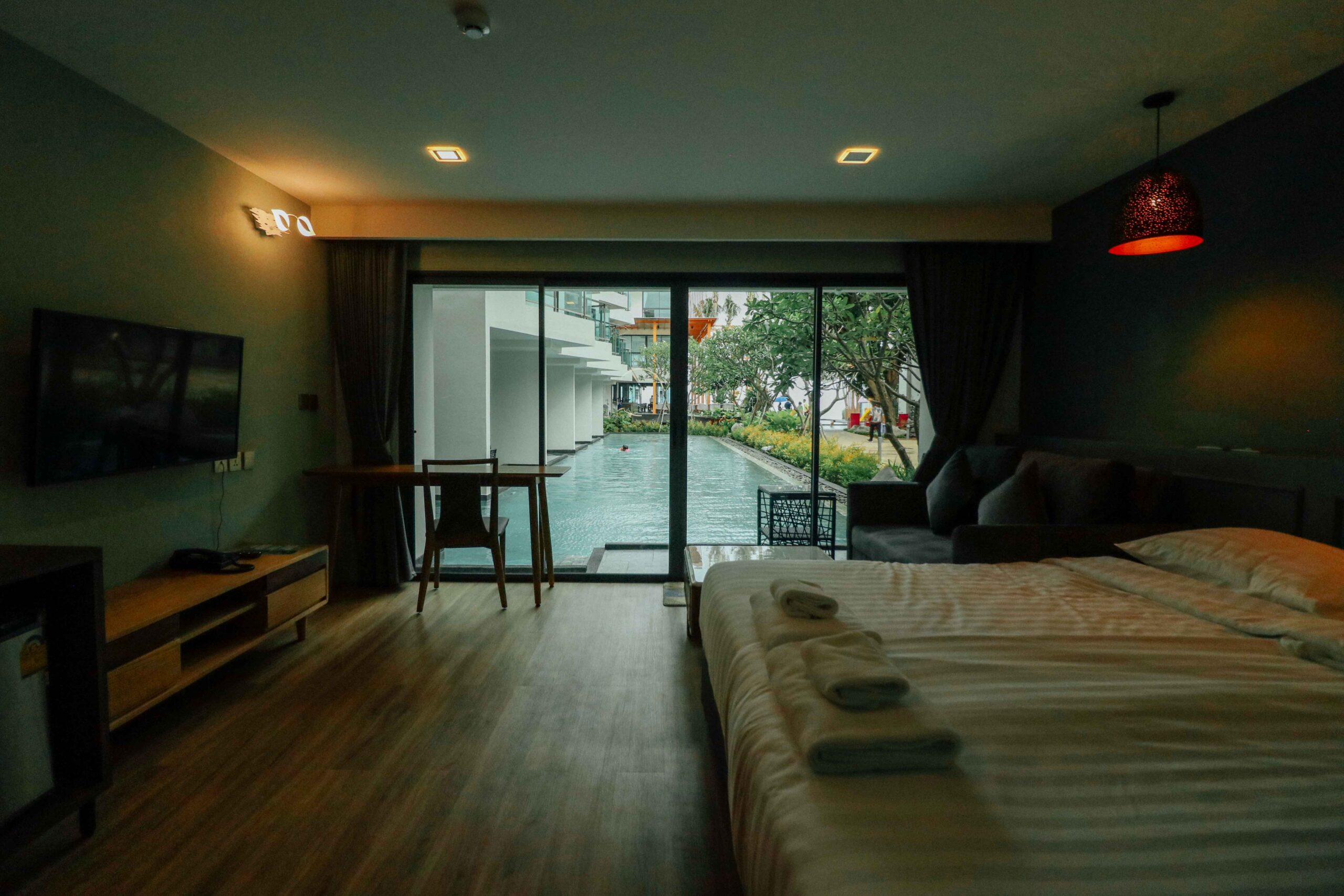 Eco Cozy Beachfront รีสอร์ทเปิดใหม่ ติดทะเลชะอำ เดินลงสระจากห้องพักได้เลย